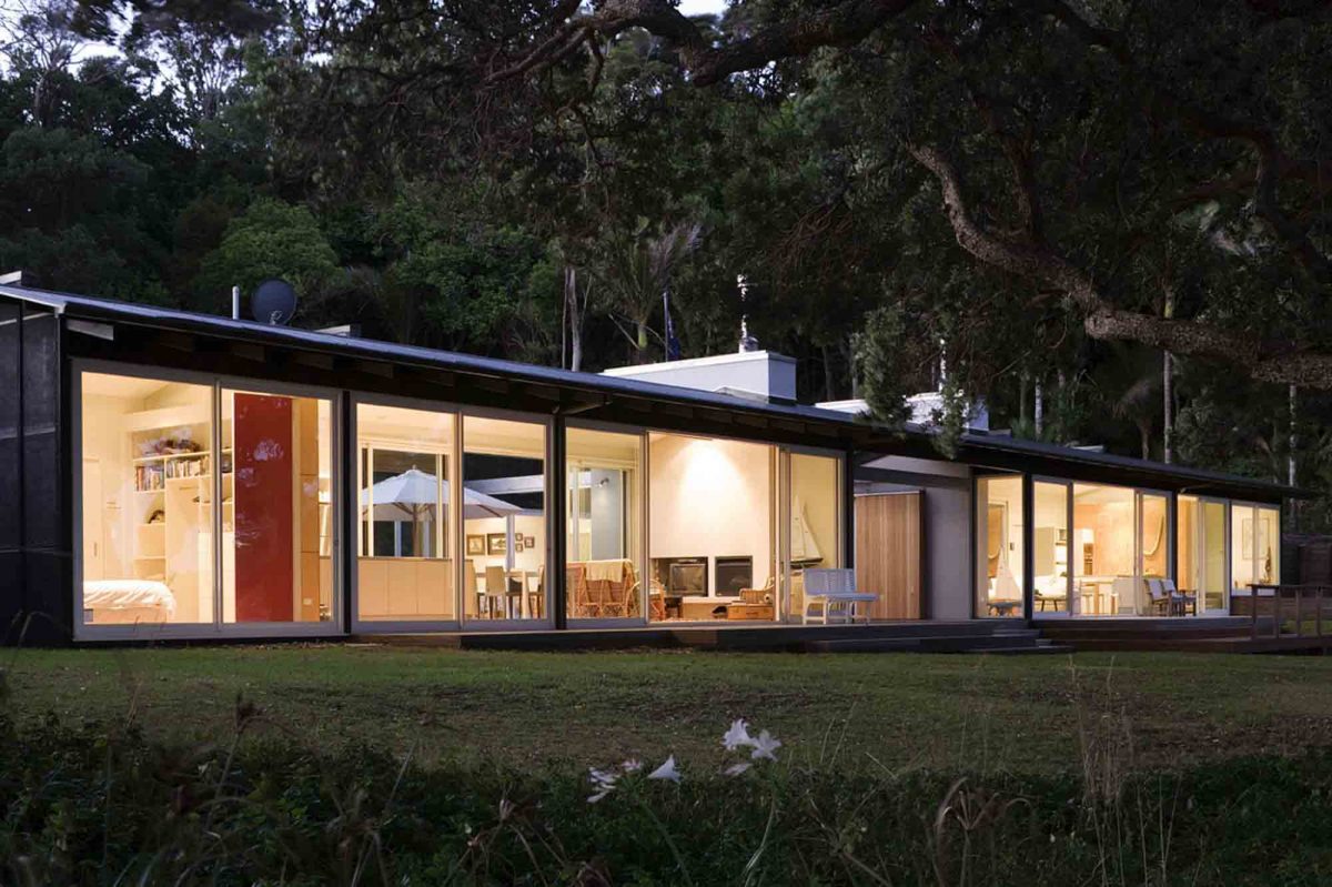 중앙 데크를 공유하는 별장 같은 디자인의 뉴질랜드 강가 주택 Tawharanui House
